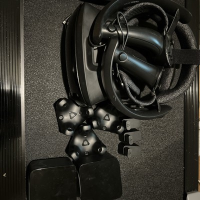 Valve Index Headset with controllers + 2 base stations + 3 trackers | eBay