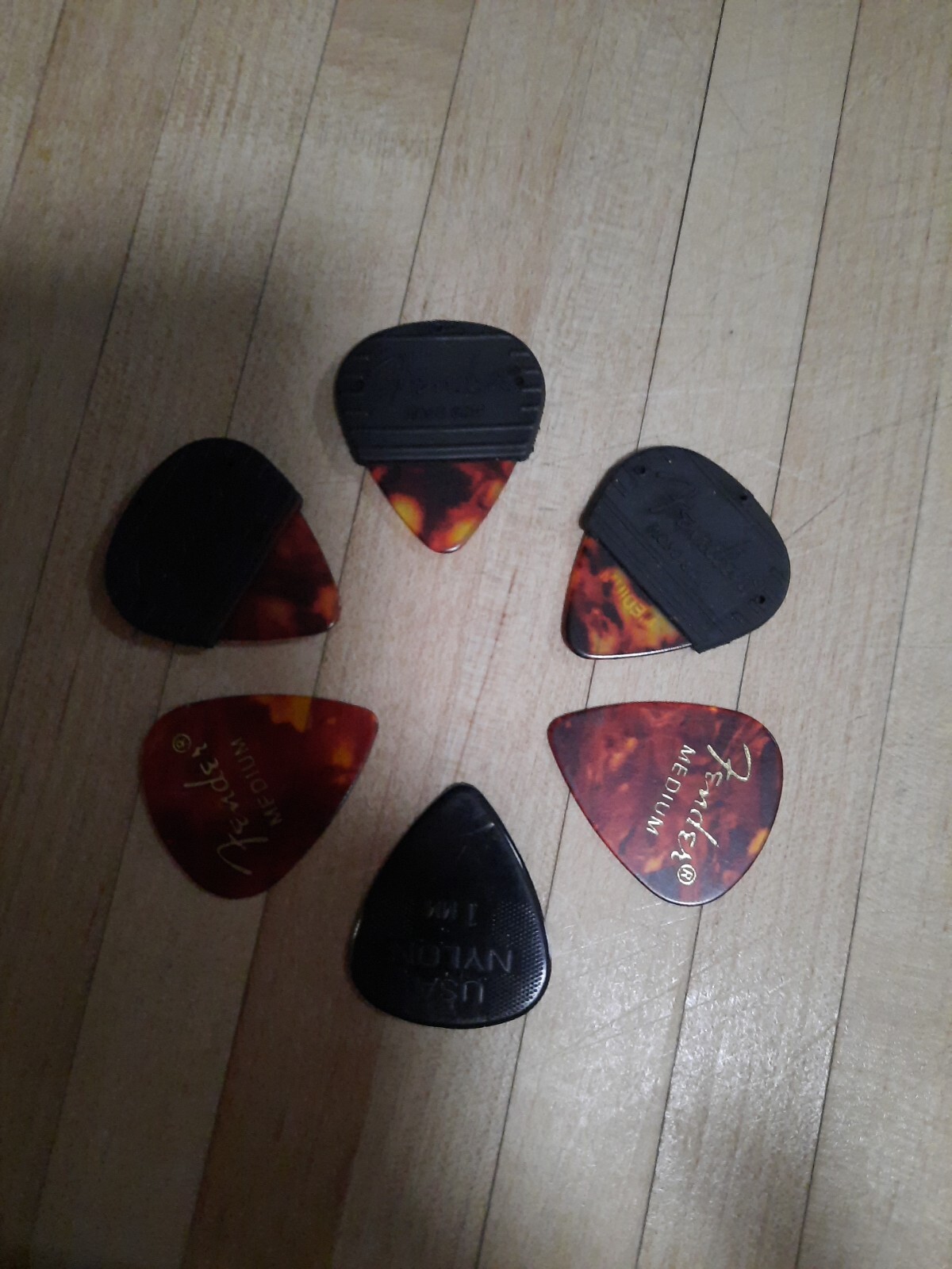 Fender Mojo Grip Pick Medium Tortoise Shell Guitar/Bass 3 MOJO, 2 Med ...