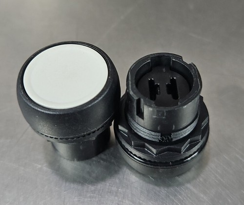 Allen-Bradley 800FP-LF3 Illuminated Plastic Push Button White Lens. Loc ...