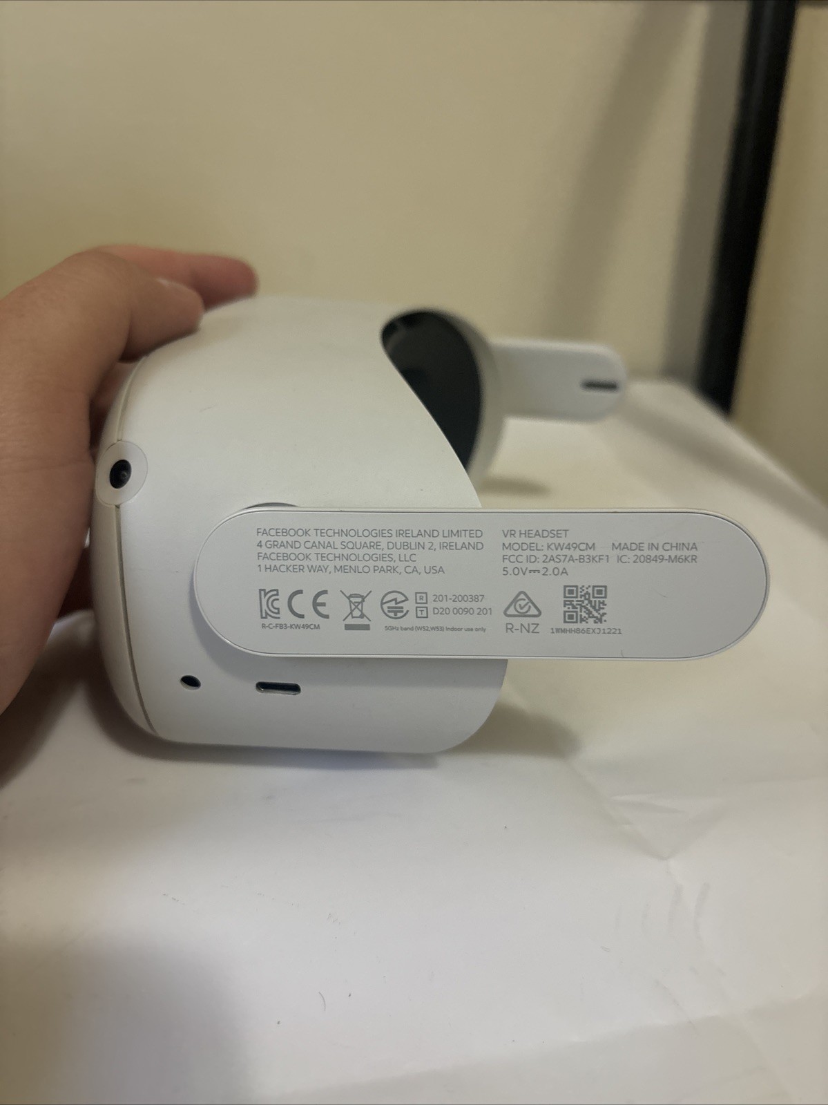 Broken Oculus Quest 2 128GB Virtual Reality Headset KW49CM for sale ...
