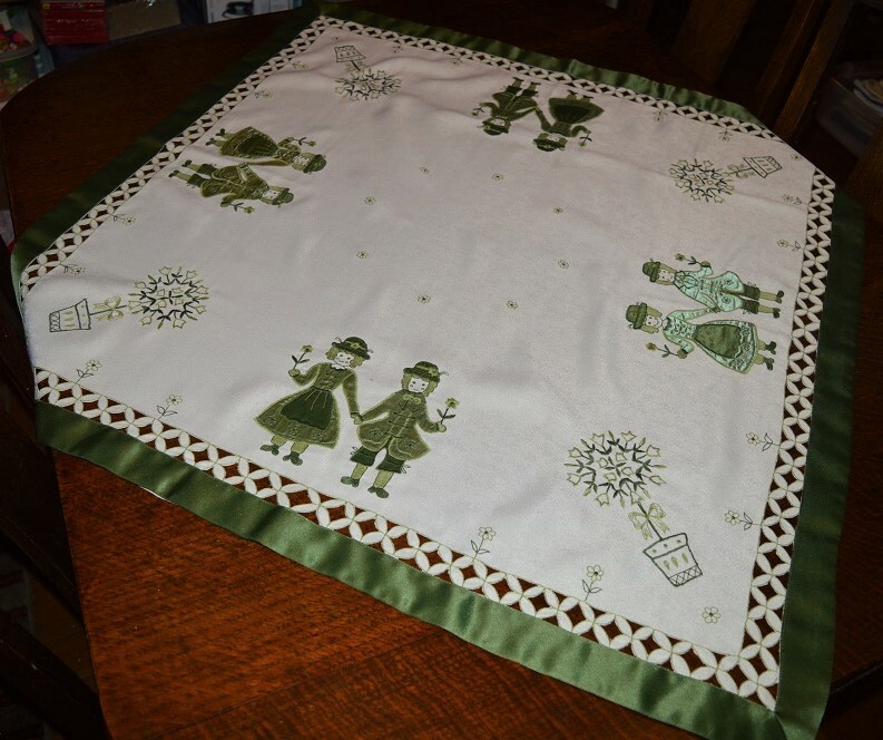 TRADITIONAL BAVARIAN FOLK PEOPLE IN GREEN! SPRING GERMAN TABLECLOTH ...