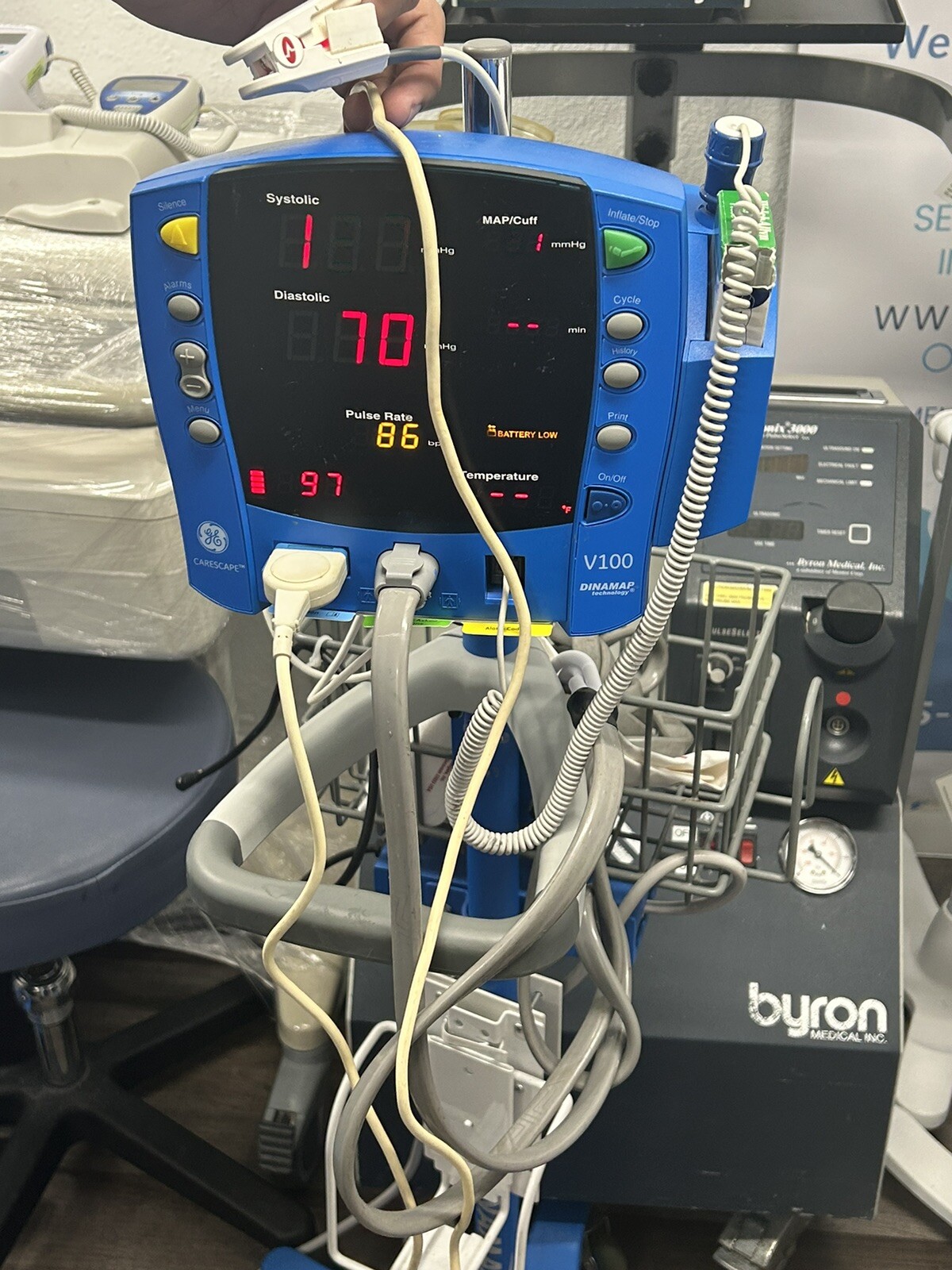 Dinamap Carescape V100 NIBP Masimo SpO2 Temp On Rolling Stand Patient ...