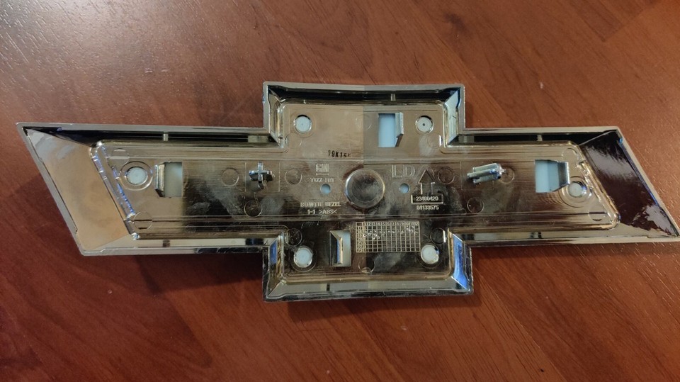 OEM GM 2019-2022 CHEVROLET SILVERADO BOWTIE FRONT EMBLEM 84133575 / ...