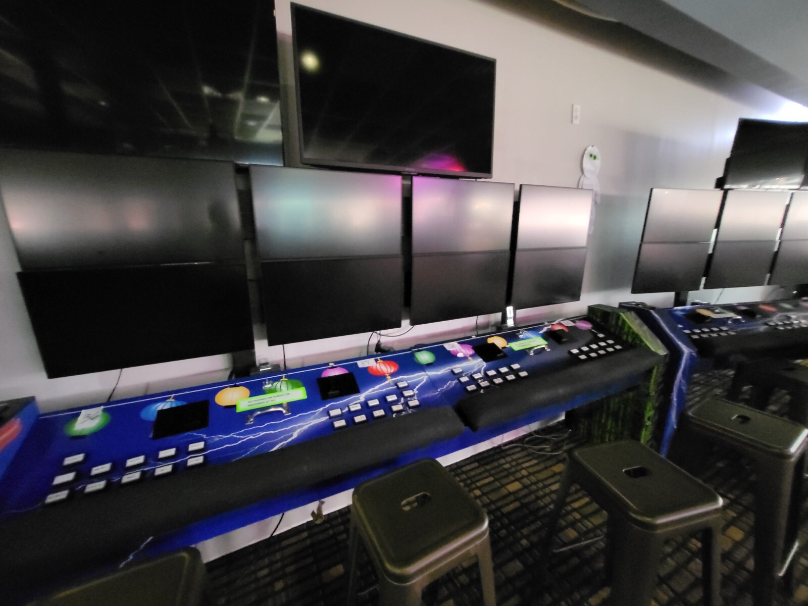 Skill Game Machines 24" 32" 42" Touchscreen in Cabinets, Bills & Runt ...