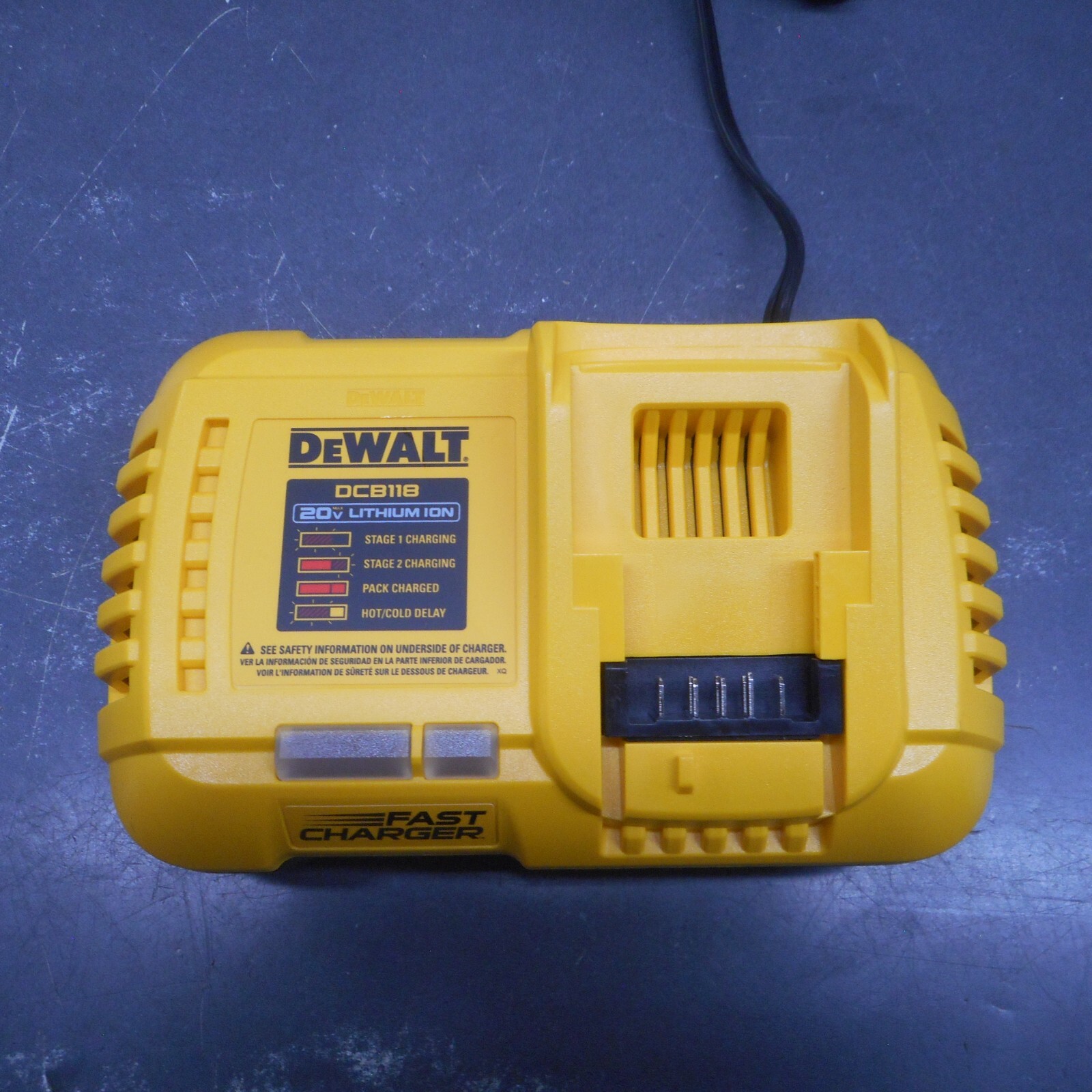 DeWalt DCB118 Fast Charger 20 volt max Brand New out of box