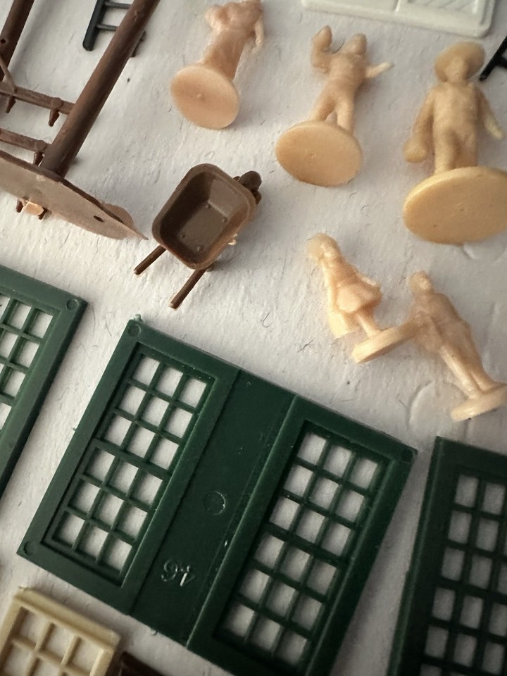 HO Scale Lot Of 100+ Pieces Details Tools Poles Fence People Ladders ...