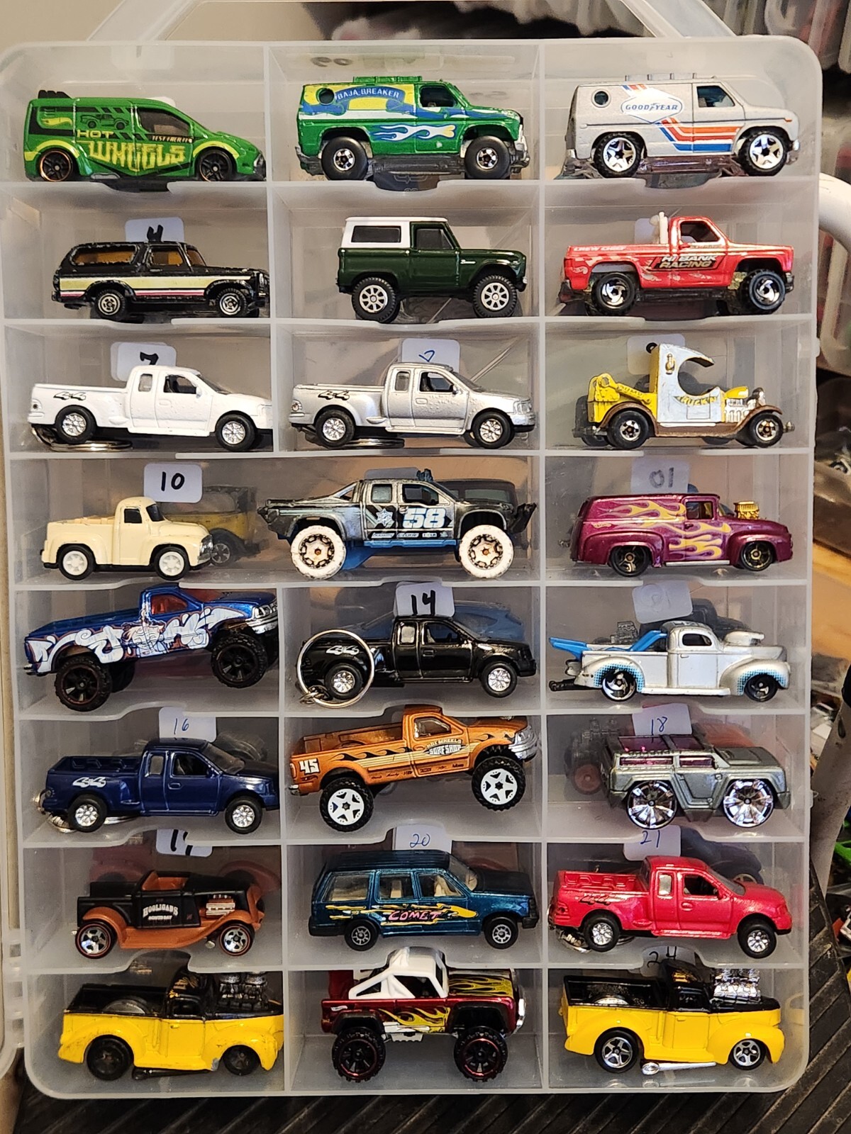 hot wheels & matchbox (case #60) FORD TRUCKS f-150 f-100 bronco ...