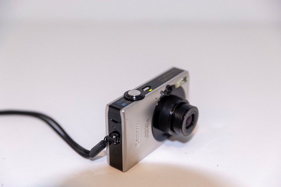 Canon IXUS 85 IS 10MP Digital Camera & Battery/Charger/SD Card/Boxed | eBay