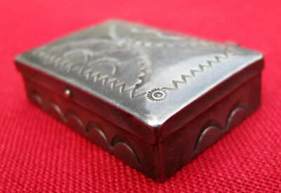 FINE ANTIQUE HANDMADE NAVJAO INDIAN AMERICAN EMBOSSED SILVER SNUFF BOX ...