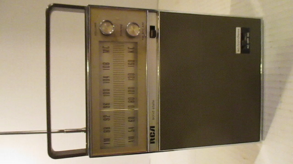 Vintage RCA AM/FM/RZM170 Solid State Table Top Radio Works w/batteries ...