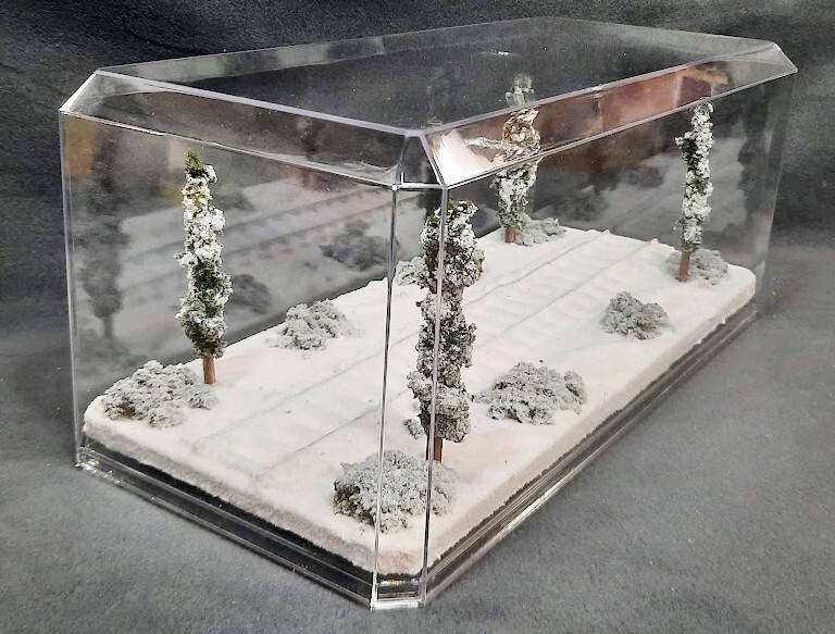 O SCALE - 16" SINGLE TRACK - "WINTER SCENE" DISPLAY CASE- FOR ANY O ...