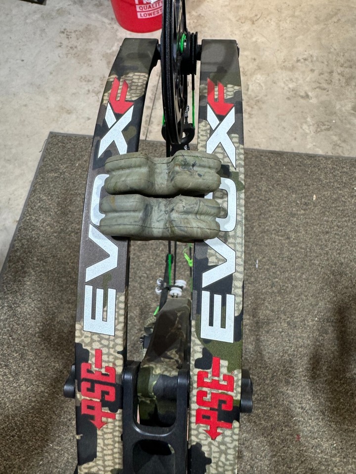 PSE EVO XF 30 W/ S2 Cams Camouflage RH Compound Bow - Excellent Shape ...