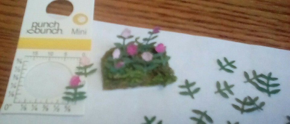Dollhouse miniatures Quarter Scale flower petals & leaves in pinks. 1: ...