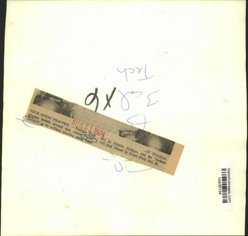 1974 Press Photo Georgia Tech football players huddle around coach P ...