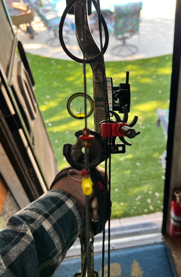 PSE Stinger G3 compound right hand bow. HHH Great Condition with ...