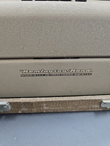 Remington Rand Quiet-Riter Miracle Tab Vintage Typewriter w/ Case (Read ...