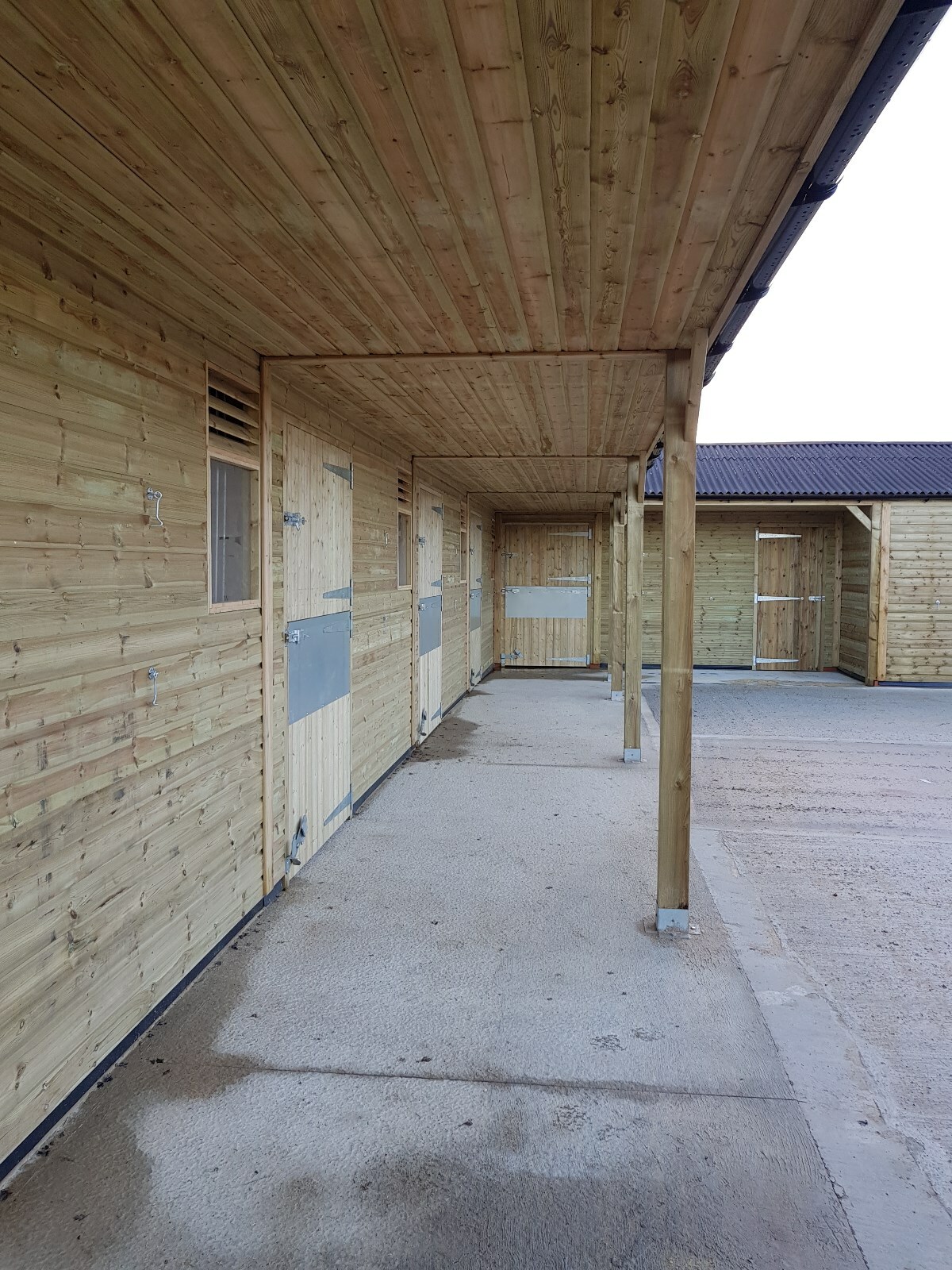 Stable Block L Block Timber Stables, Vale Stables Ltd, Stable Yard ...