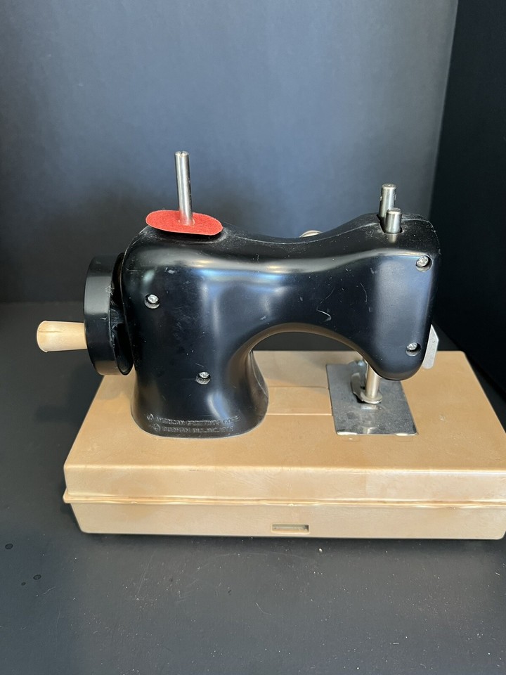 Vintage 1975 Holly Hobbie Mini Toy Sewing Machine | eBay