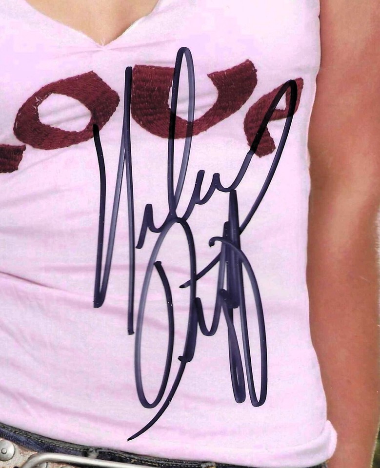 HILARY DUFF signed 8x10 with COA ... Lizzie McGuire .. signed "in ...