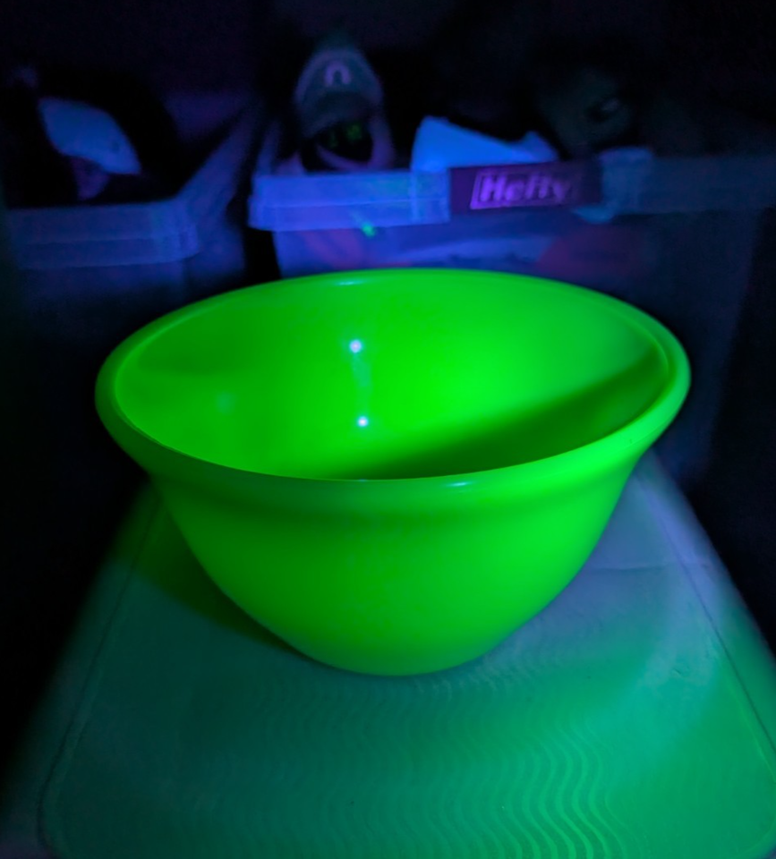 Vintage McKee Jadeite Green Uranium Glass 8" Round Mixing/Serving Bowl ...