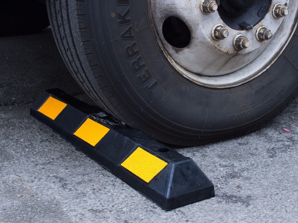 RK Heavy Duty Rubber Parking Block, Curb,Car Wheel Stop Driveway garage ...