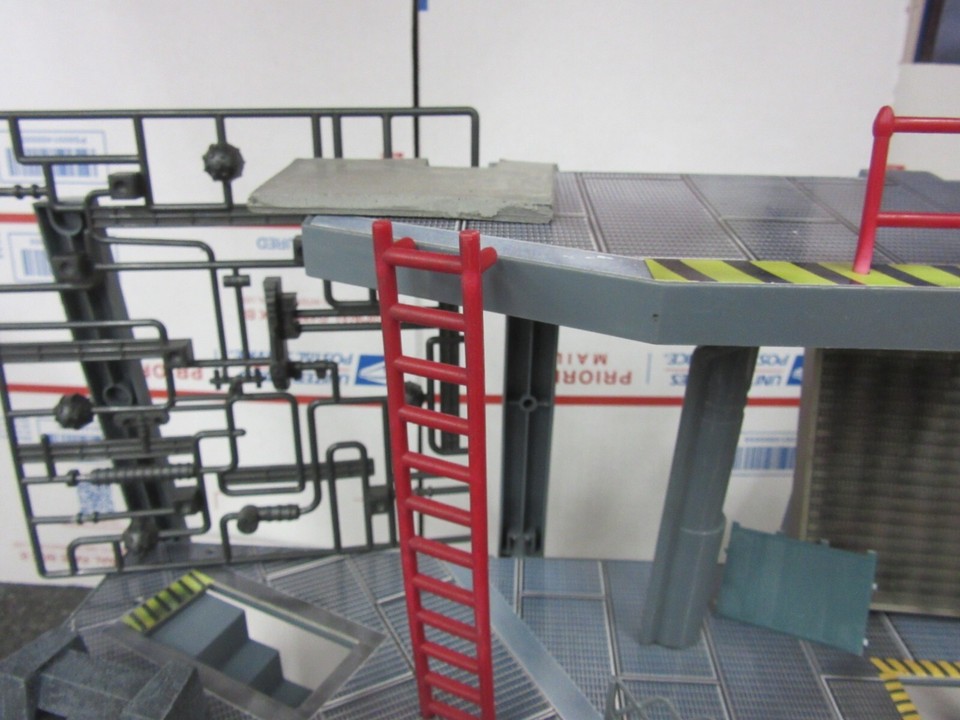 Aliens Deluxe movie playset w/ xenomorph ladder fence Tree House Kids ...