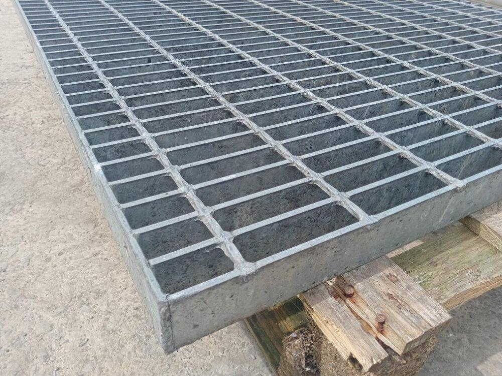 Used Floor / Flow Forge Walkway Galvanised Steel Grating 1.000 Mtr x 1. ...