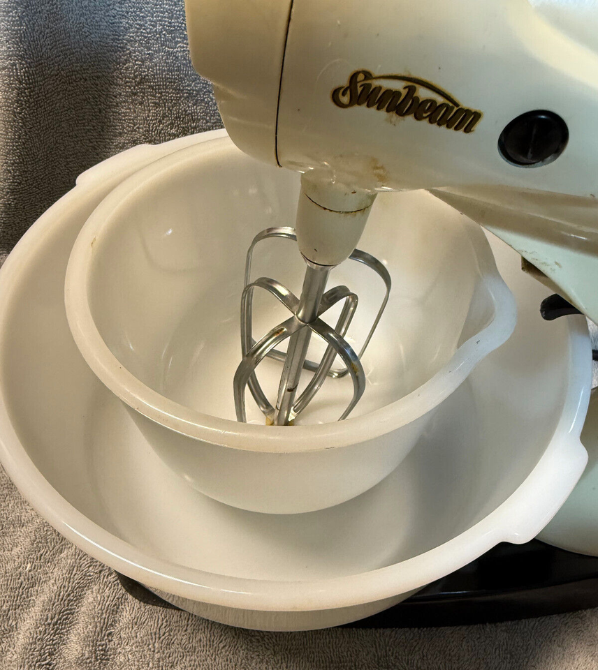 Vintage 1950’s Sunbeam Mixmaster Stand Mixer & 2 Glassbake Sunbeam ...