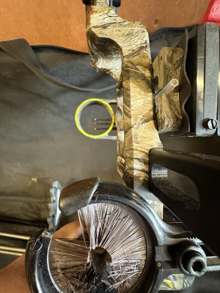 Mathew's Mission Venture Compound Bow Right-Handed. 28 Inch Draw, 35-70 ...