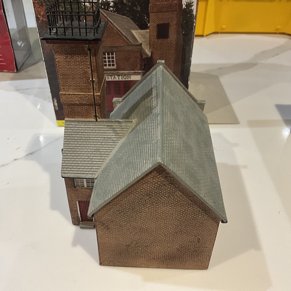 Hornby Skaledale R8626 Country Fire Station OO FIRE ENGINE PUMP 5 OO ...