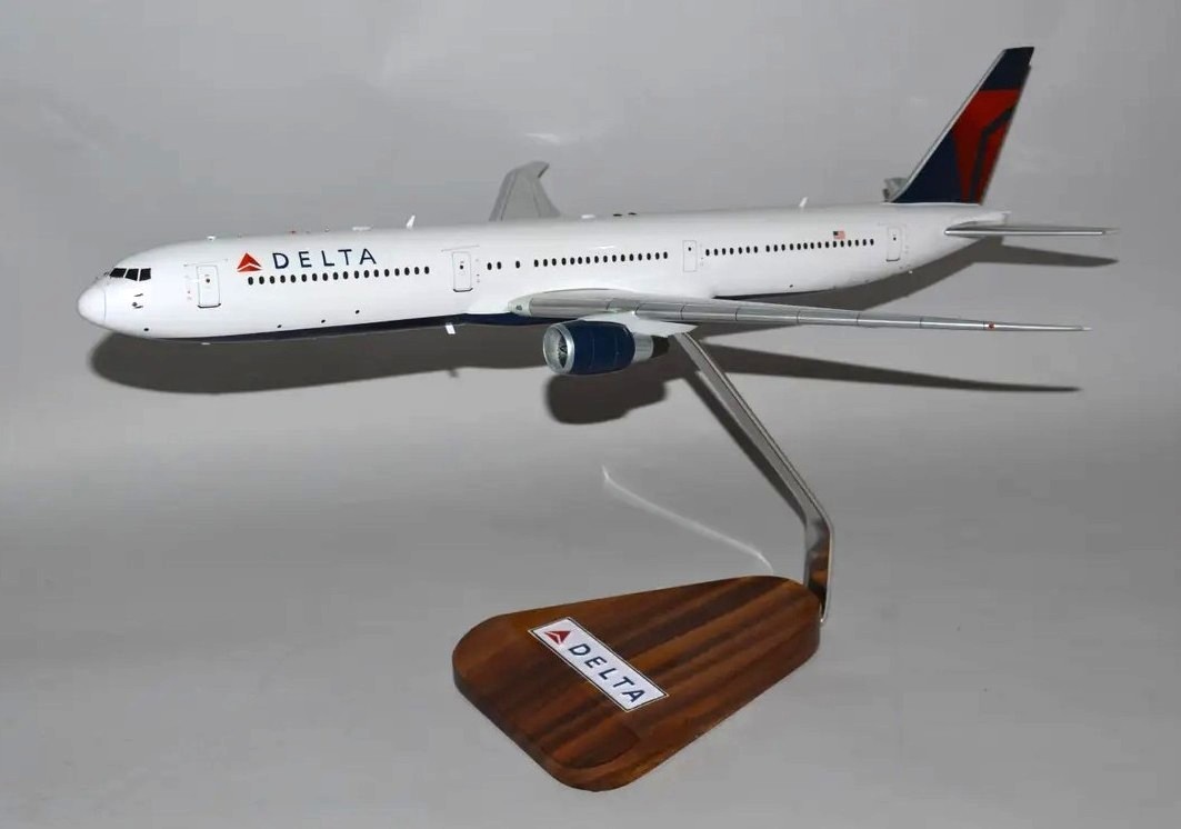 Delta Airlines Boeing 767-400 New Color Desk Display Jet Model 1/100 SC ...