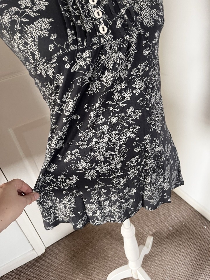 Y2K New look Organic Cotton Floral Grey Top Size 10 With Tie Back ...