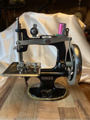 Sewing Machines - Mini Singer Sewing Machine