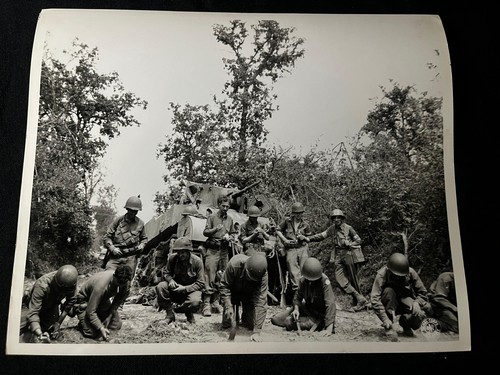 WW2 1943 American Soldiers in Pacific Combat Preparation Original AP ...
