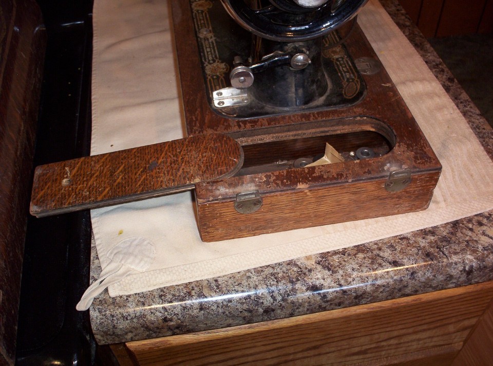 VINTAGE " WESTERN ELECTRIC " SEWING MACHINE w/CASE & KEY - WORKING ...