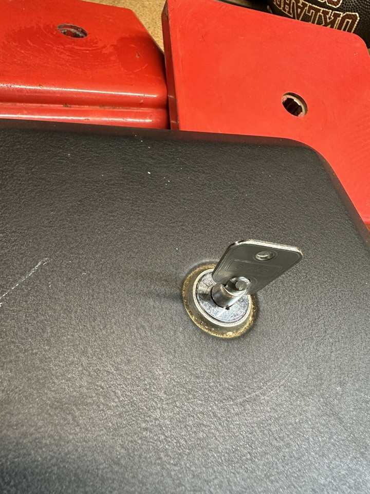 100 locks 2 keys MOST Bulk GUMBALL CANDY Vending Machine Oak ...