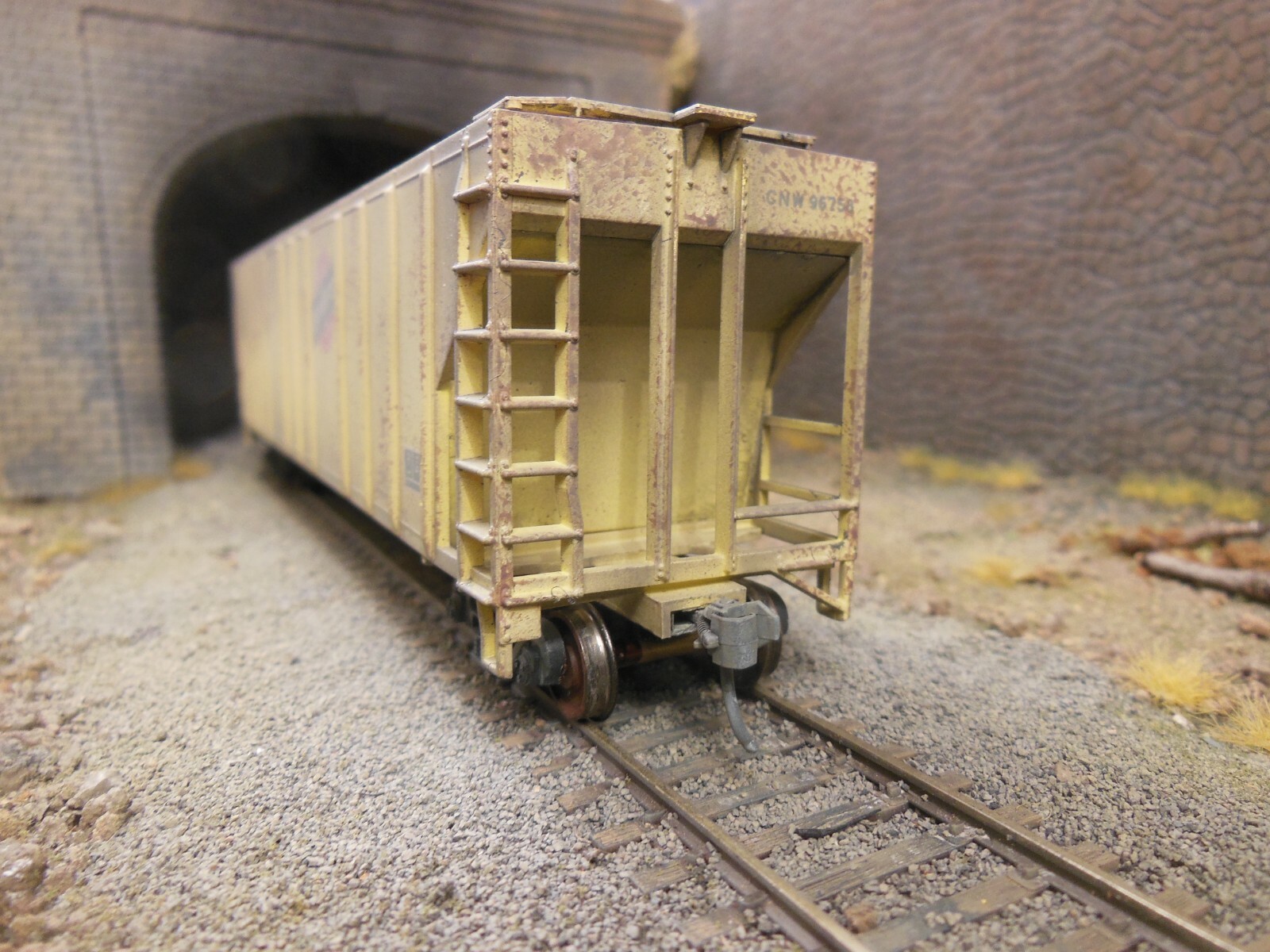 HO SCALE CUSTOM WEATHERED CNW 96758 CHICAGO NORTH WESTERN FMC 3-BAY ...