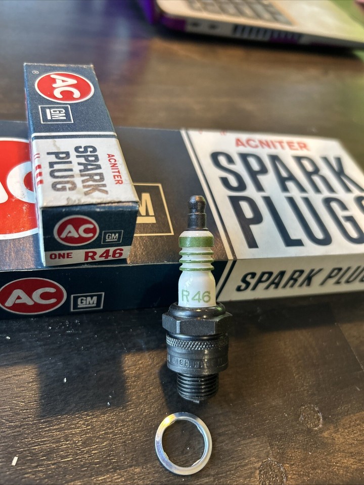 AC GM Acniter R46 Spark Plugs Box Of 8 NOS OEM Vintage Boxed 1971 Green ...