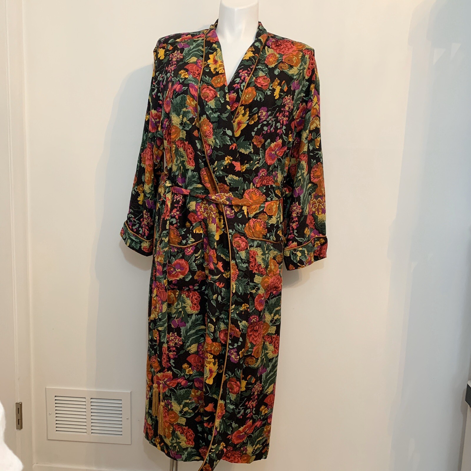 Victoria’s Secret Vintage Flower Robe. Size Medium - Gem