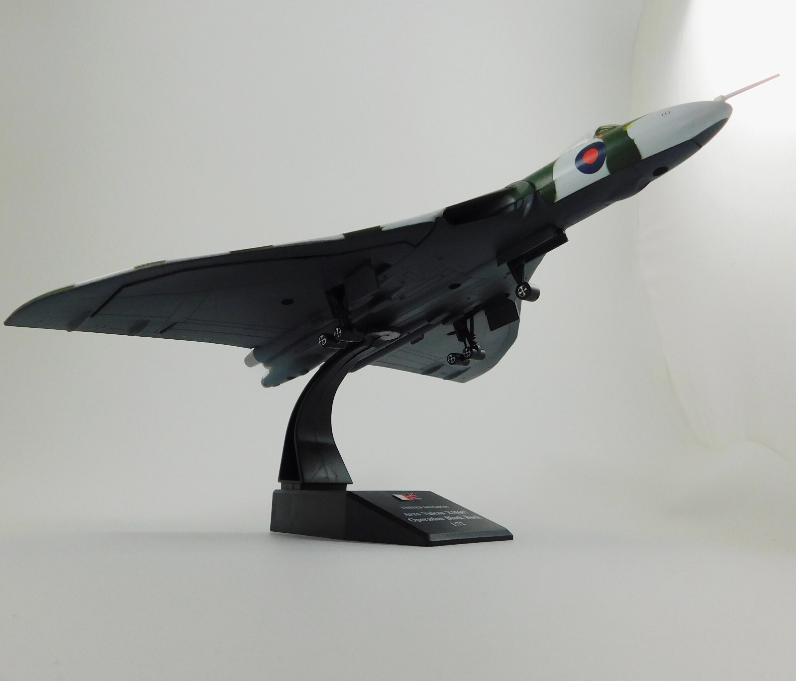 Avro Vulcan Bomber XM607 Die-Cast Model Jet Aircraft Scale 1:72 NEW IN ...