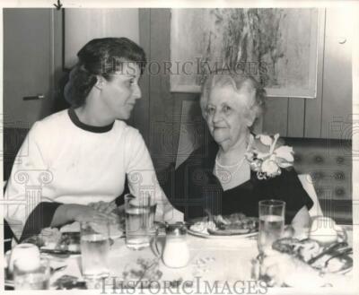 1966 Press Photo Claire Jordon joins Mrs. Ray Reinach celebrate 98th ...