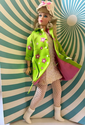 Vintage “Far Out” Barbie 1995 Reproduction, Twist n Turn Mod 60’s Doll ...