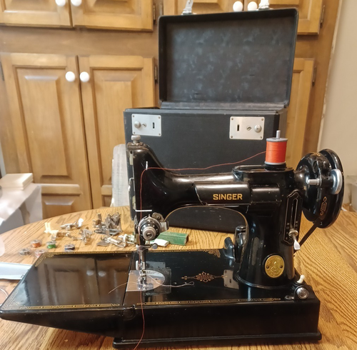 SINGER 221-1 Featherweight Portable Sewing Machine w/Case & AH059374 ...
