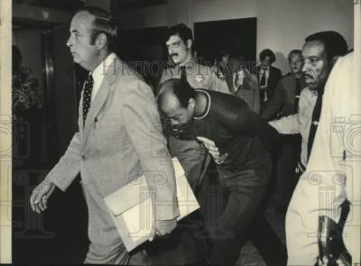 1975 Press Photo Officials lead Robert Roscoe from courtroom in Albany ...