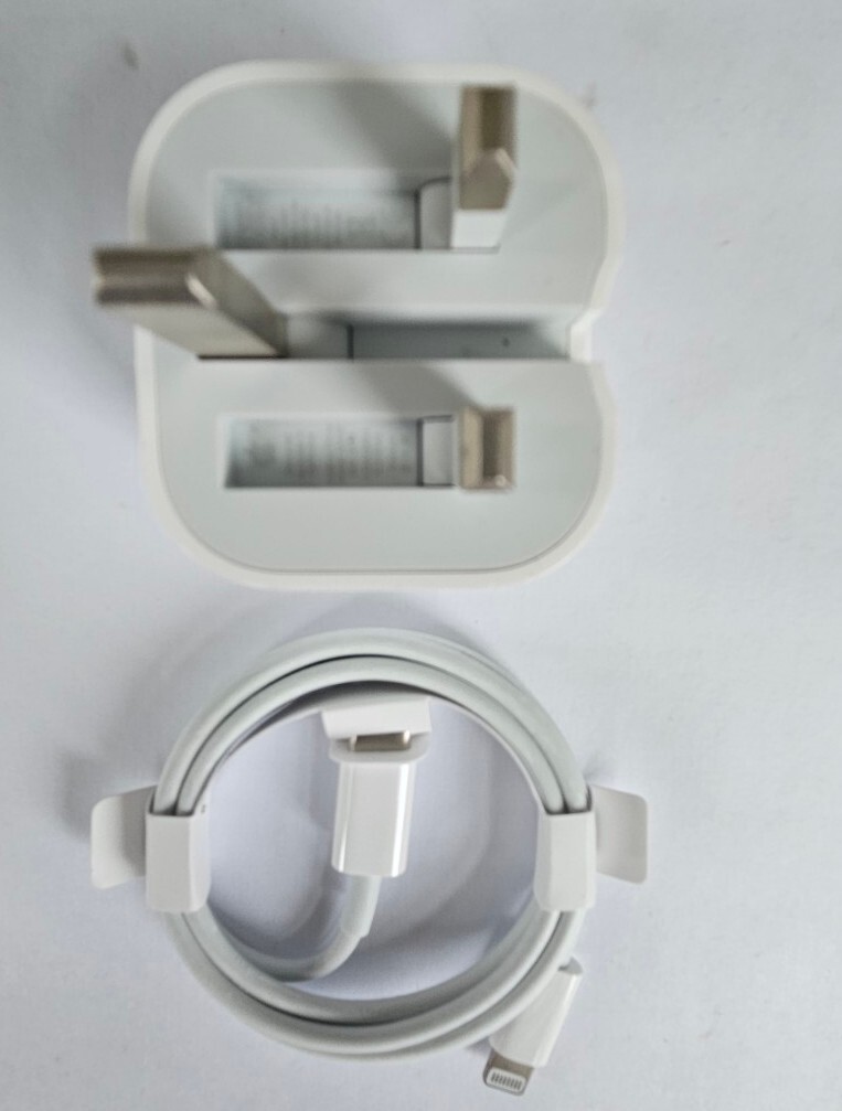 Genuine Apple A1696 18W USB C Charger / Adaptor & USB C to Lightning ...