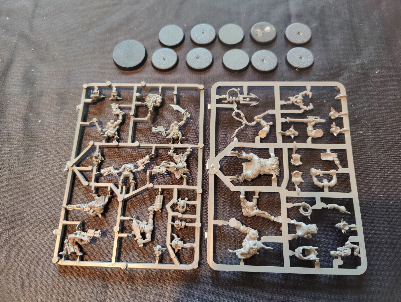 Warhammer 40,000, Orks: Runtherd and Gretchin, 11 miniatures, NOS. | eBay
