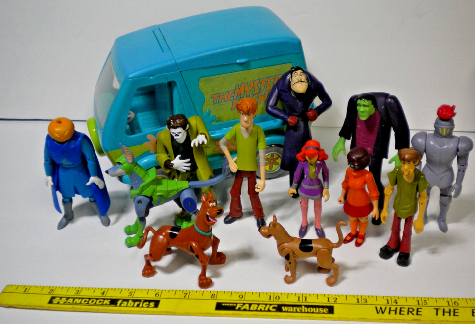 Big Scooby Doo Toy Lot Mystery Machine Figures Monsters Shaggy Daphne ...