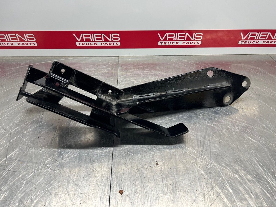 Peterbilt 365 367 389 Receptacle-Hood Guide STL LH L67-6013