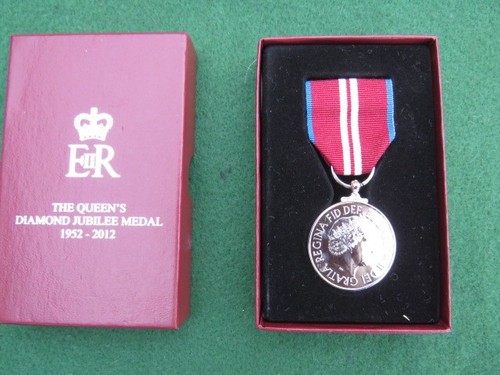 GENUINE QUEEN ELIZABETH II DIAMOND JUBILEE MEDAL 2012 WITH ISSUE BOX ...