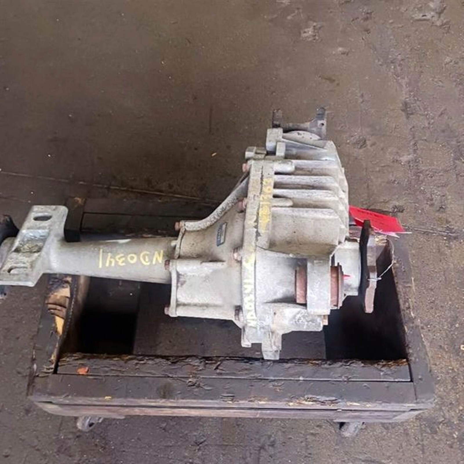 2003-2006 Chevy Tahoe Front Axle Differential Carrier 3.73 Ratio Opt ...